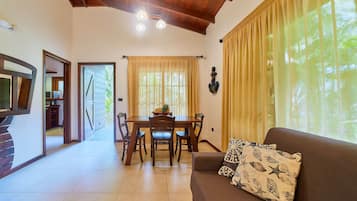 Apartamento Premium | Sala de estar | Smart TV de 32 polegadas com canais via satélite, televisor