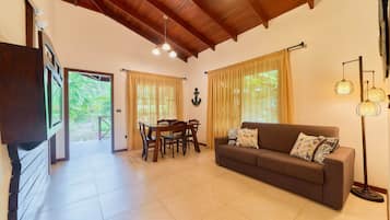 Apartamento Premium | Sala de estar | Smart TV de 32 polegadas com canais via satélite, televisor