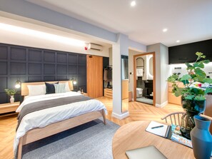 The Extra Large | Roupa hipoalergénica, cofre no quarto, com decoração personalizada