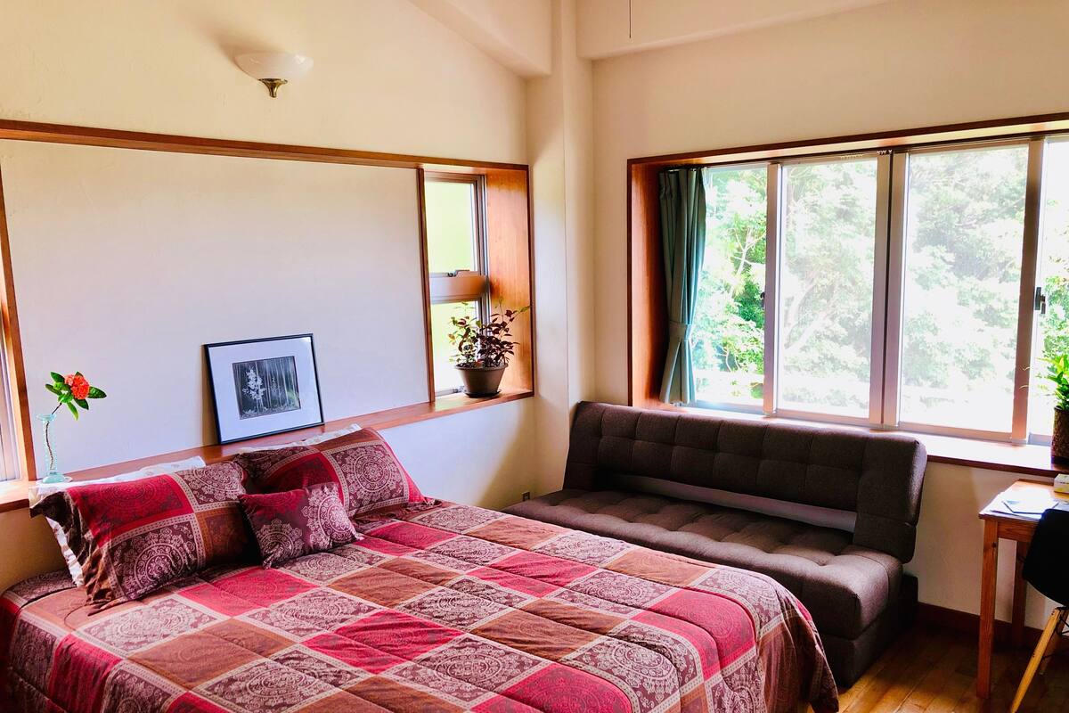 Quarto, casa de banho partilhada (Queen) | Secretária, secretária adequada para computadores portáteis 