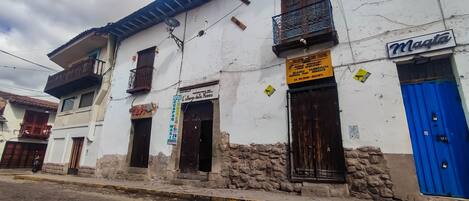 Um edifício com várias portas e placas, incluindo uma porta azul e uma placa com a inscrição "Magenta".