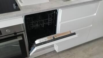 Apartamento Deluxe | Cozinha privada | Uma placa de cozinha, uma cadeira de bebé