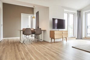 Apartamento Design, 1 quarto, terraço (Apartment 15 - Sand) | Sala de estar | Smart TV de 49 polegadas com canais via satélite, televisor 