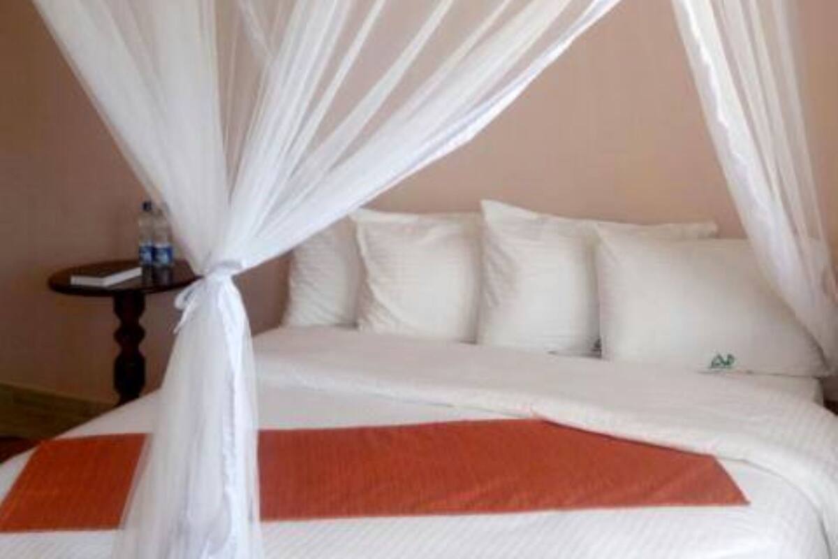 Quarto standard | Escrivaninha, roupa de cama