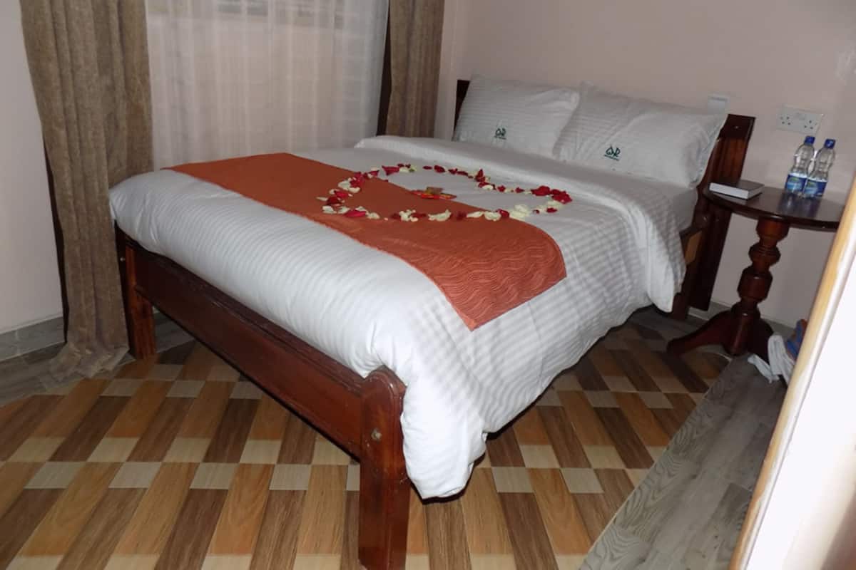 Quarto casal executivo | Escrivaninha, roupa de cama