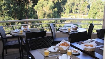 Pequeno-almoço tipo buffet diário (14 EUR por pessoa)