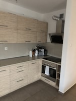 Um micro-ondas, um forno, uma placa de cozinha 