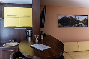 Apartamento, 2 quartos (11D) | Kitchenette privada | Um frigorífico, uma cafeteira/bule, utensílios de cozinha