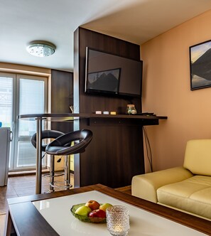 Apartamento, 2 quartos (11D) | Sala de estar | Televisor