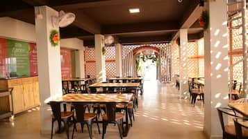 Café da manhã, almoço e jantar; culinária indiana, vistas para o jardim