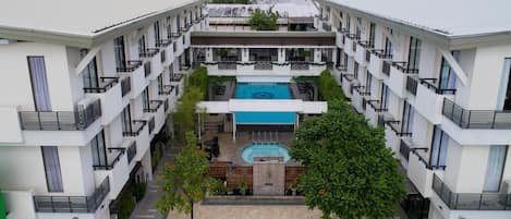 Piscina exterior, espreguiçadeiras