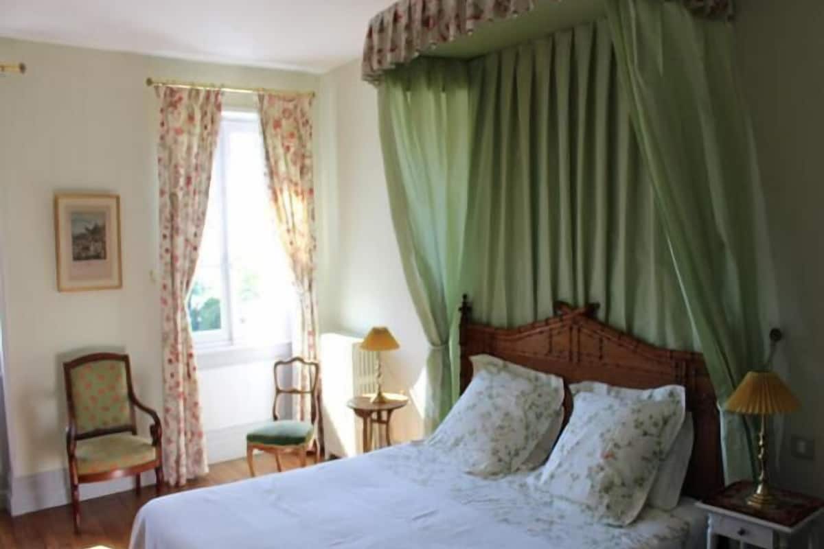 Quarto casal (Valentine) | Camas Select Comfort, cortinas blackout, quartos à prova de som