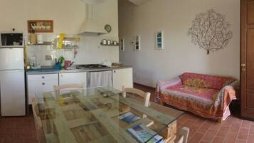 Villa, 2 quartos (Villetta Calanchiole 3) | Cozinha privada | Um frigorífico, um micro-ondas, uma placa de cozinha