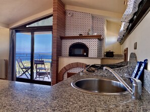 Estúdio (Mansarda) | Cozinha privada | Geladeira grande, cooktop, cafeteira/chaleira