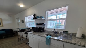 Estúdio Deluxe | Kitchenette privada | Uma cafeteira/bule, um micro-ondas, uma torradeira 