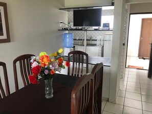 Apartamento Básico (202) | Refeições no quarto