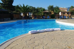 Piscina exterior, guarda-sóis, espreguiçadeiras 