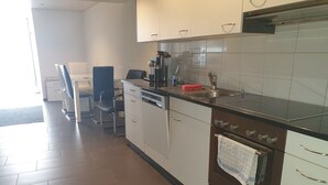 Apartamento, 3 quartos | Cozinha privada | Máquina de café expresso, cafeteira/chaleira, geladeira grande, fogão