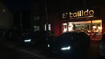 Fachada da propriedade à noite