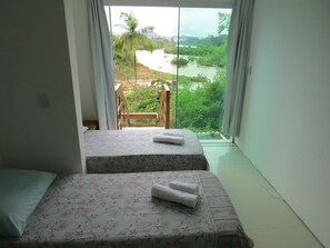 Quarto Quádruplo (Panoramica) | Minibar, Wi-fi grátis, roupa de cama fornecida