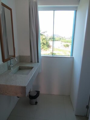 Suite, vista para o jardim | Casa de banho | Um polibã, toalhas fornecidas