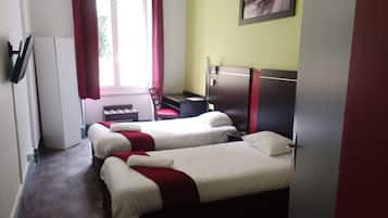 Quarto duplo básico | 1 quarto, escrivaninha, cortinas blackout, ferros/tábuas de passar roupa