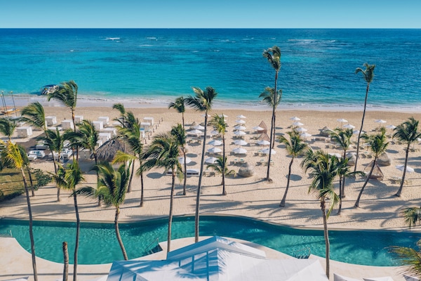 2 piscinas externas, guarda-sóis, espreguiçadeiras