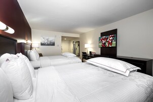 Quarto Premium, 2 camas queen-size (Upgraded Bedding & Snack, Smoke Free) | Secretária, secretária adequada para computadores portáteis 