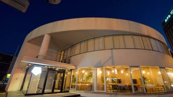 Fachada do alojamento (tarde/noite)