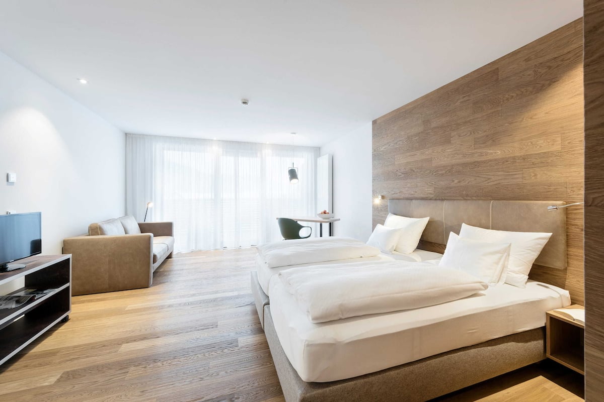 Quarto casal grand de uso individual, sacada | Cofres nos quartos, escrivaninha, espaço de trabalho para notebook