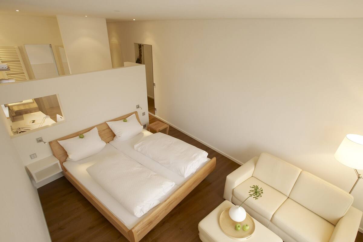 Quarto casal luxo de uso individual, sacada | Cofres nos quartos, escrivaninha, espaço de trabalho para notebook