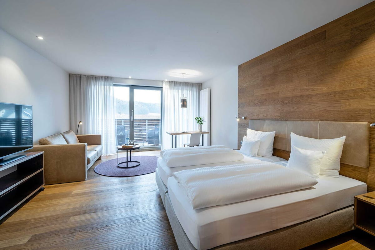 Quarto casal grand, sacada | Cofres nos quartos, escrivaninha, espaço de trabalho para notebook