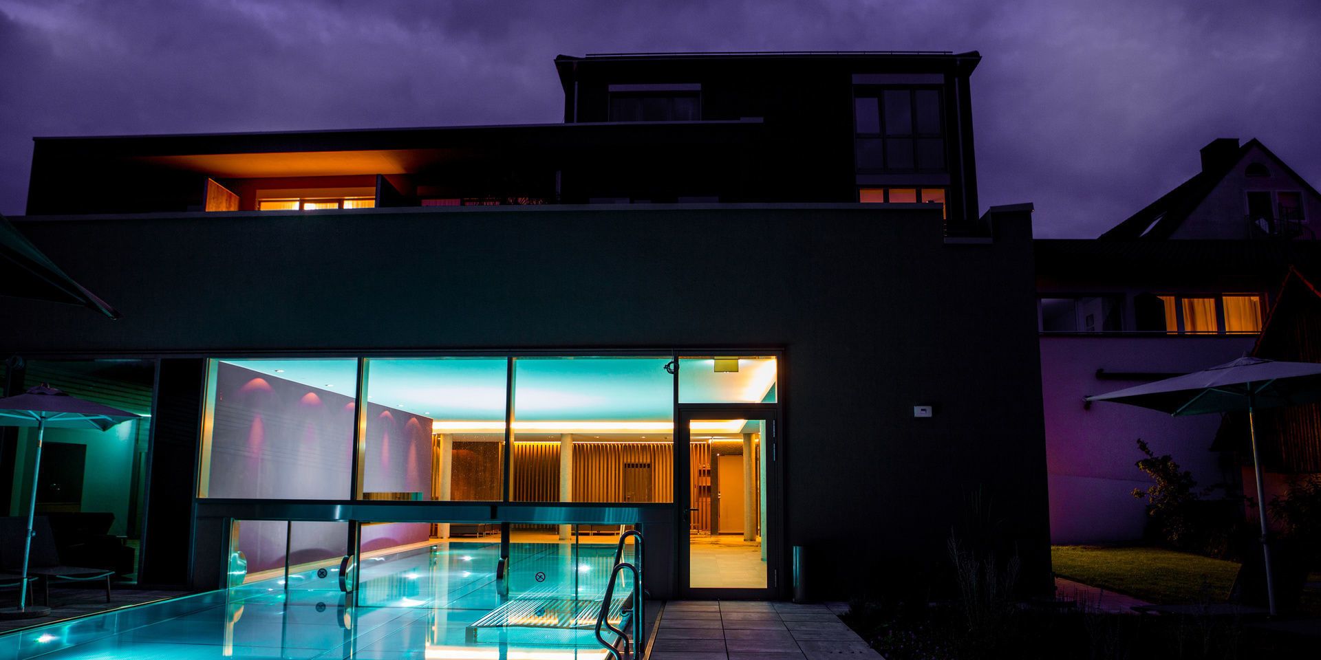 Fachada do alojamento (tarde/noite)