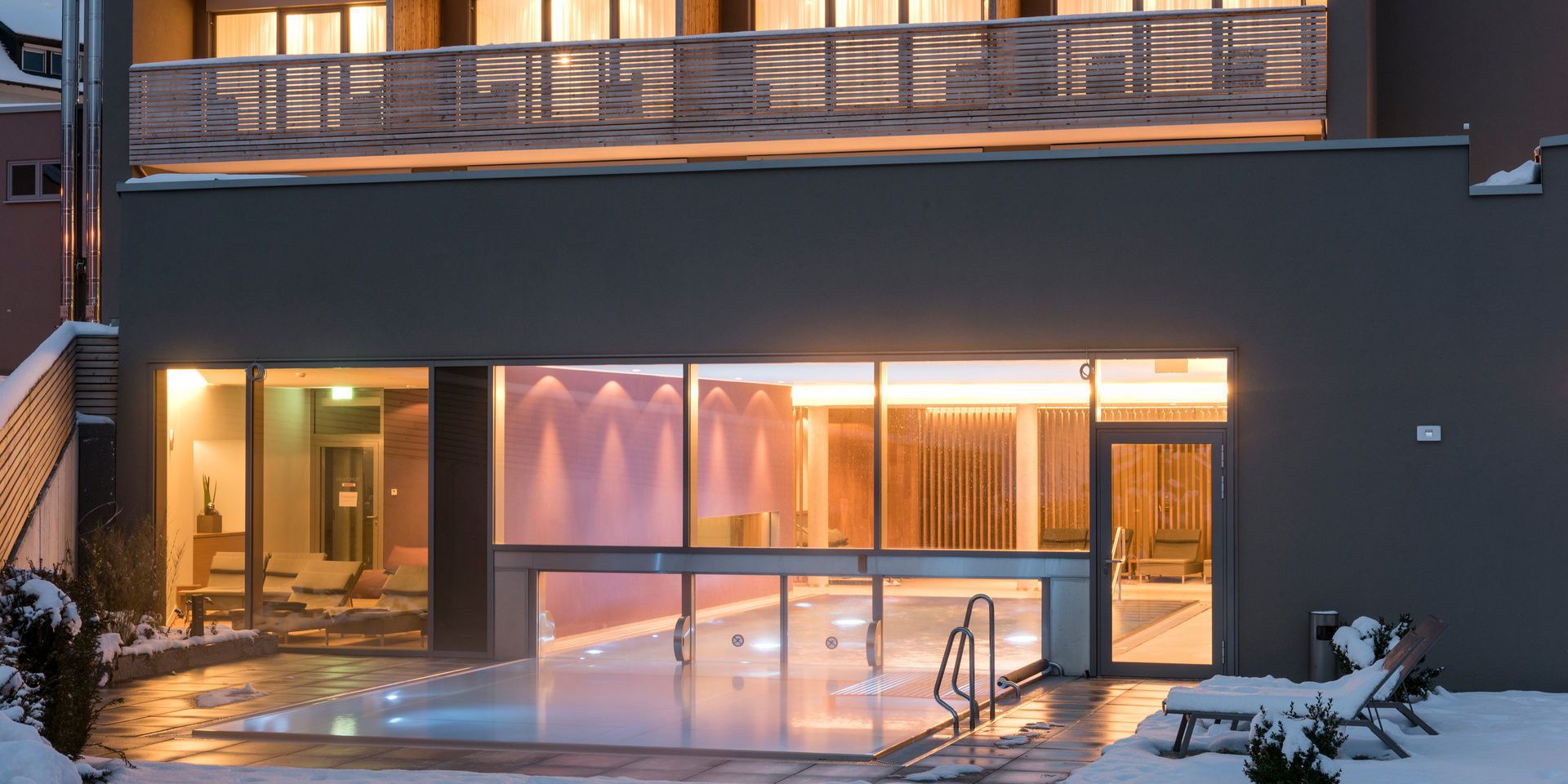 Piscina interior, piscina exterior, da(s) 10:00 à(s) 21:00, guarda-sóis 