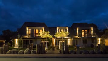 Fachada do alojamento (tarde/noite)