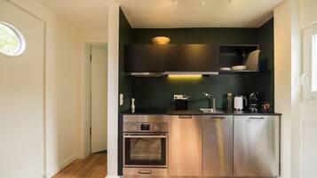 Bilge | Cozinha privada | Um frigorífico/congelador grande, um forno, uma placa de cozinha