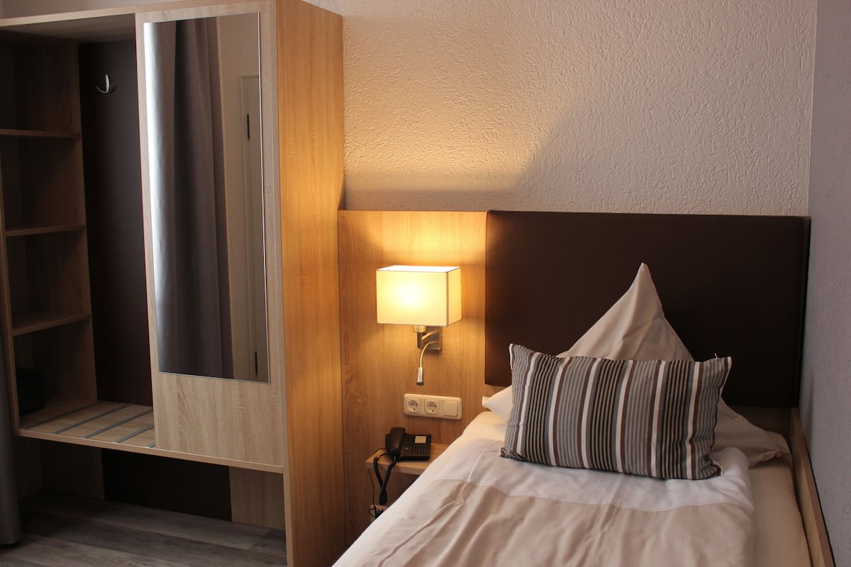 Quarto Individual | Cofre no quarto, cortinas/cortinados opacos, quartos insonorizados 