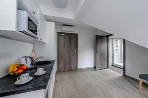 Uma chaleira elétrica, utensílios de cozinha 