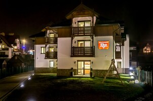 Fachada do alojamento (tarde/noite)