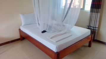 Quarto casal de uso individual | Escrivaninha, cortinas blackout, Wi-Fi de cortesia, roupa de cama