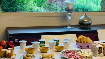 Pequeno-almoço tipo buffet diário (10 EUR por pessoa)