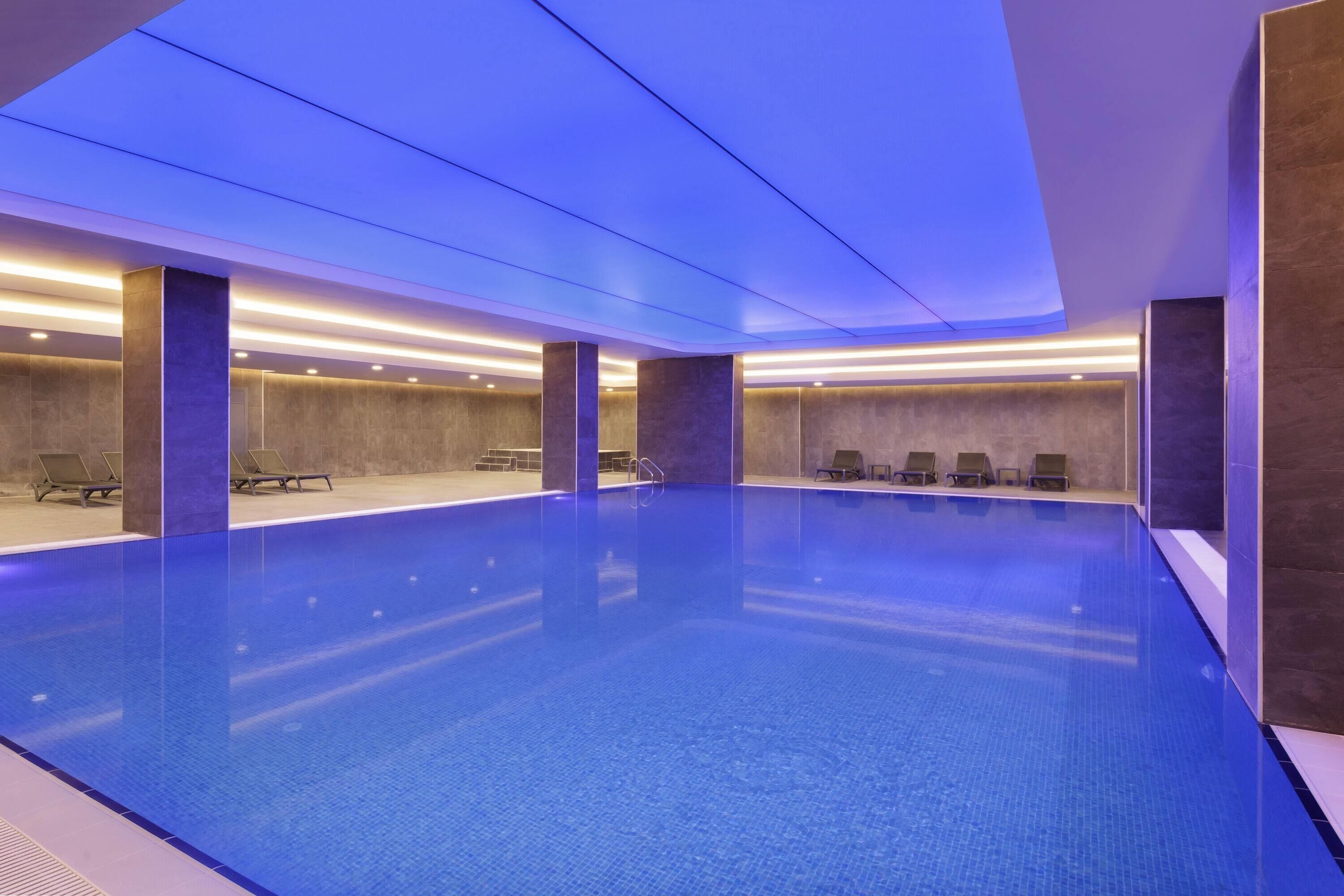 Piscina interna, funciona das 10h às 22h, espreguiçadeiras