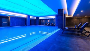 Piscina interna, funciona das 10h às 22h, espreguiçadeiras