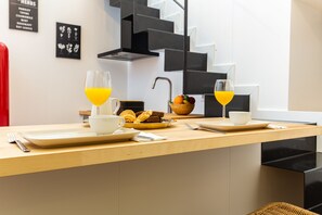Loft Signature, 2 quartos (Nickel Artist Atelier) | Cozinha privada | Um frigorífico/congelador grande, um micro-ondas, um forno 