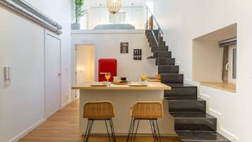 Loft com design assinado, 2 quartos (Nickel Artist Atelier) | Cozinha privada | Geladeira grande, micro-ondas, fogão, cooktop