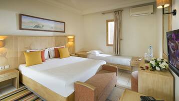 Frigobar, escrivaninha, cortinas blackout, roupa de cama