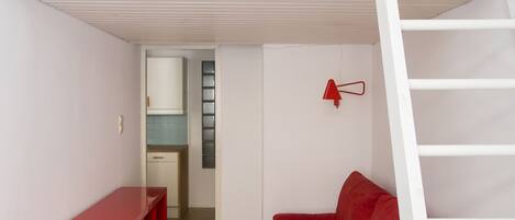 Apartamento Superior (Loft Bed, 2 Twin Beds, 2 Sofa Beds) | 2 quartos, ferro/tábua de engomar, roupa de cama fornecida
