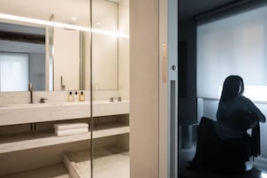 Um polibã, artigos de higiene pessoal grátis, um secador de cabelo