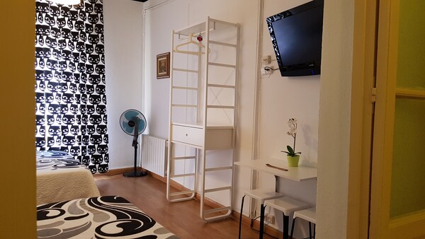 Hostal Loyola - Hostel - Madrid