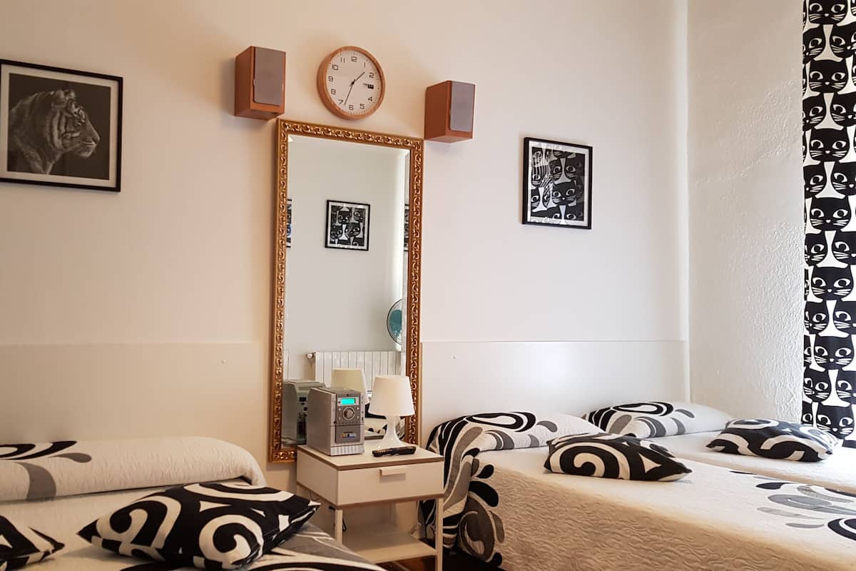 Quarto quádruplo | Ferros/tábuas de passar roupa, Wi-Fi de cortesia, roupa de cama
